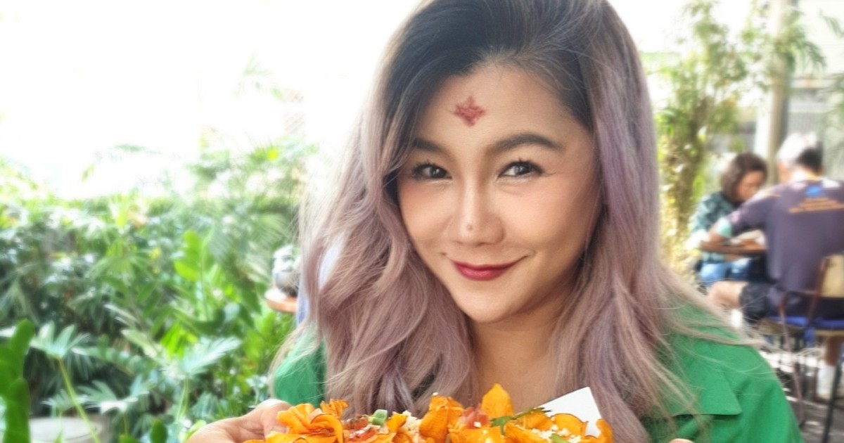 รูปแรกของปี ด้วยสีปาก pantone 2023 และ....ของกิน😄