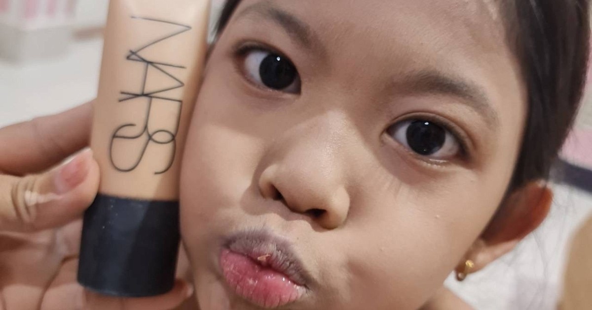 จับเด็กๆแต่งหน้าผีร่วมกิจกรรมฮาโลวีนที่โรงเรียน แม่ได้รองพื้น NARS Soft Matte Complete ...