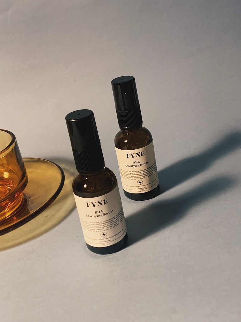 กู้หน้าใสแบบสาแก่ใจ เหมือนมียันต์กันสิว! FYNE BHA Clarifying Serum