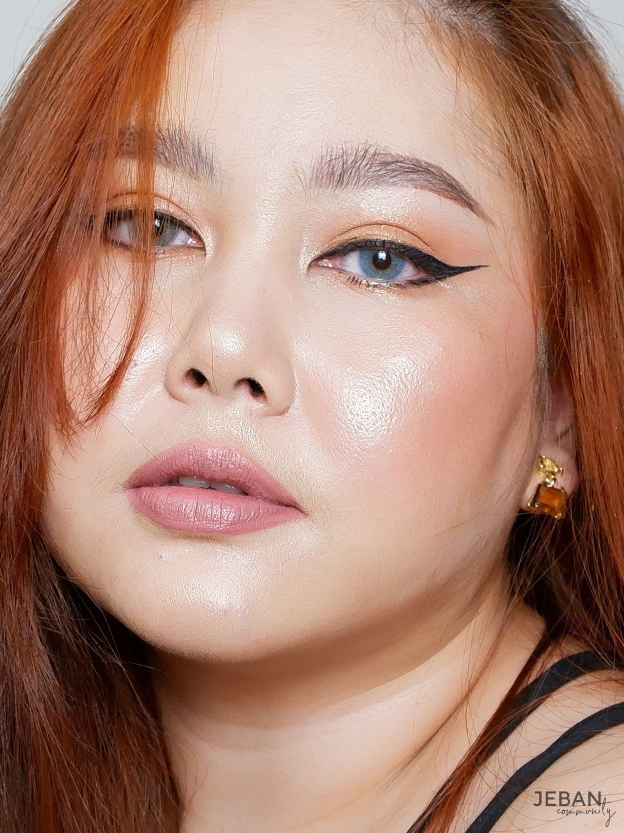 เส้นอายไลเนอร์ต้องกริบเท่านั้น...